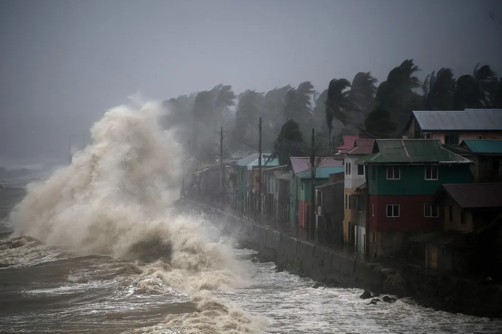 Supertyfonen Fung-wong slår mot Filippinerna